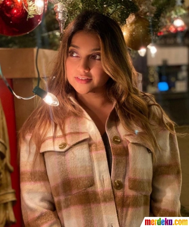 Foto : Jarang Muncul di TV, Begini Potret Sarah Azhari Kini Makin Cantik & Seksi | merdeka.com