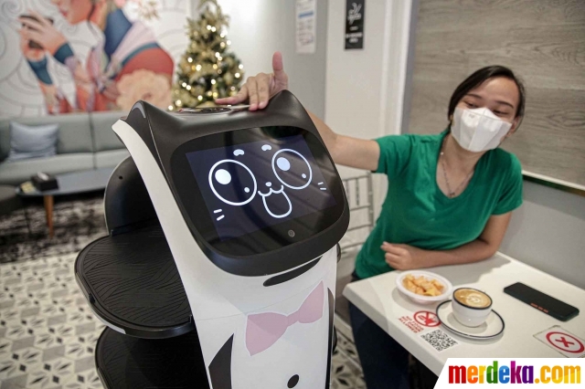 Foto : Kafe di Pasar Baru Gunakan Robot Pelayan untuk Antar Pesanan ...