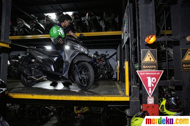 Foto : Menengok Parkir Sepeda Motor Vertikal di Jakarta | merdeka.com