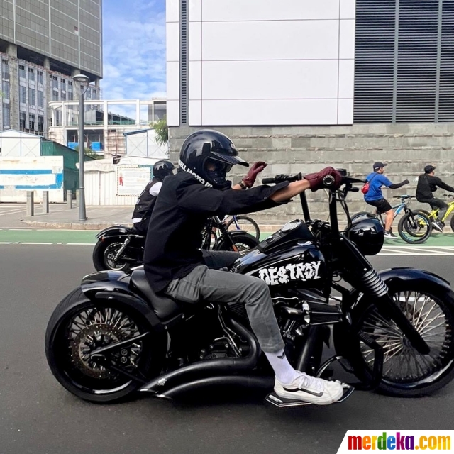 Foto : Intip Potret Desta Kembali 'Mengaspal' Naik Moge Kesayangan ...