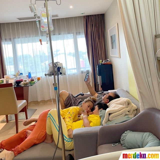 Foto : Potret Inul dan Adam Suseno Jaga Ivan di RS, Ungkap Kondisi Terbaru Sang Anak | merdeka.com