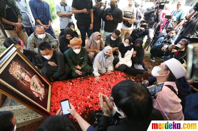 Foto : Duka Keluarga Iringi Pemakaman Dorce Gamalama | merdeka.com