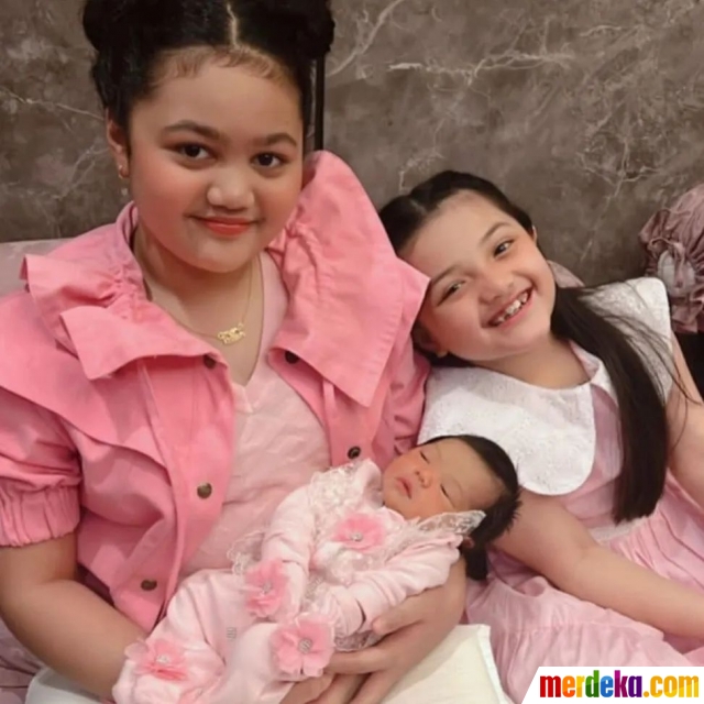 Foto : Jadi Aunty, Ini Potret Lucu Arsy dan Amora saat Gendong Baby ...