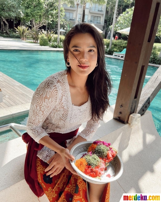 Foto : Potret Cantik Alice Norin Kenakan Pakaian Adat Bali ...