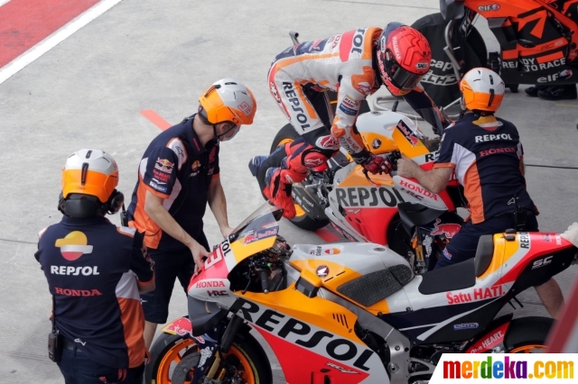 Foto : Kesibukan Pit Lane Sirkuit Mandalika di Sesi Pemanasan MotoGP ...