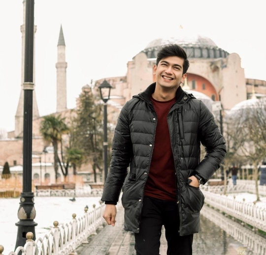 Potret Teuku Ryan Suami Ria Ricis Liburan di Turki Curi Perhatian ...