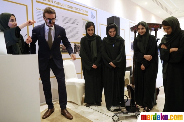 Foto : Ekspresi Kekaguman David Beckham Melihat Robot Buatan Wanita ...