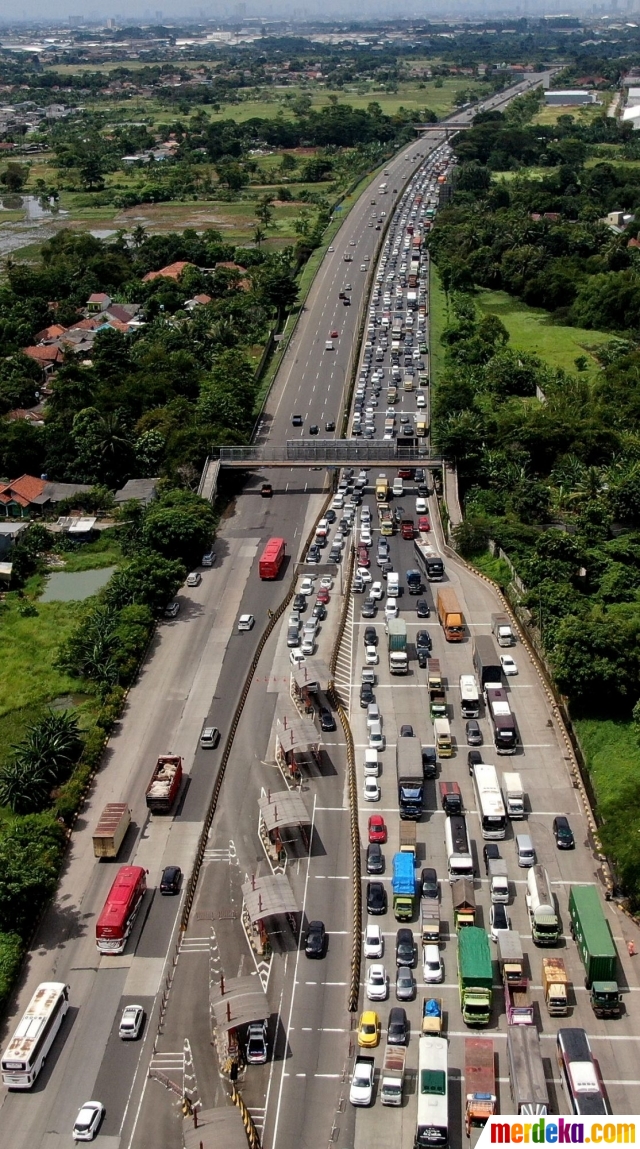 Foto : Pemudik Padati Gerbang Tol Cikupa Arah Merak | merdeka.com