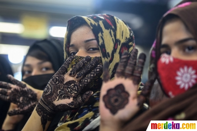 Foto : Kesibukan Wanita Pakistan Merias Diri Jelang Idulfitri | merdeka.com