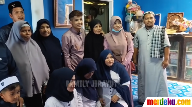 Foto : Momen Lebaran Jirayut Bersama Keluarga Saat Pulang Kampung ke Thailand | merdeka.com
