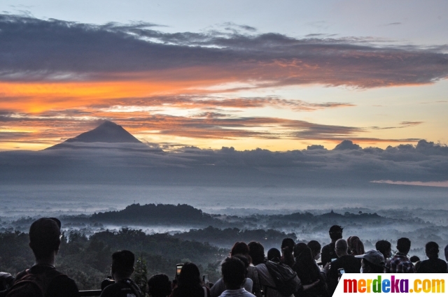 Foto : Menikmati Keindahan Candi Borobudur saat Sunrise | merdeka.com
