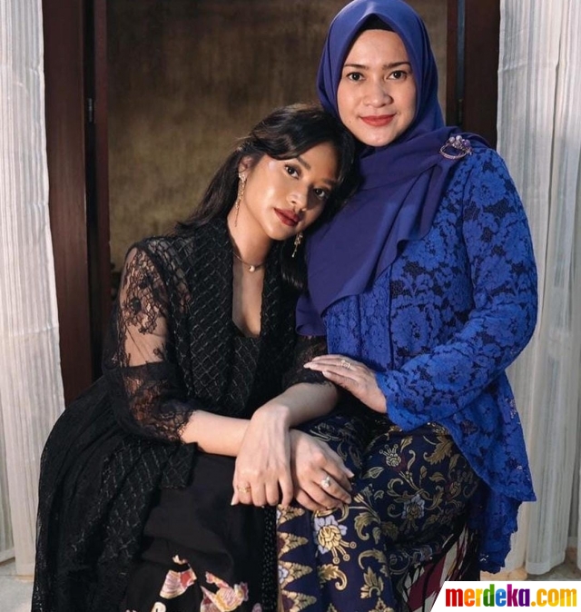 Foto : 7 Potret Terbaru Ikke Nurjanah di Usia 47 Tahun, Dipuji Awet Muda dan Makin Cantik ...