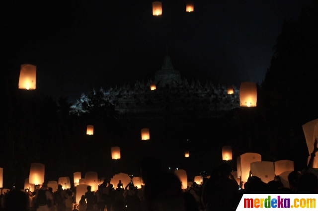 Foto : Ribuan Lampion Hiasi Malam Waisak di Candi Borobudur | merdeka.com