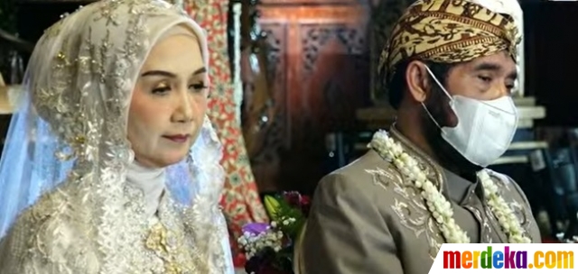 Foto : Kecupan Manis Ketua MK Anwar Usman ke Istri Tercinta Idayati ...