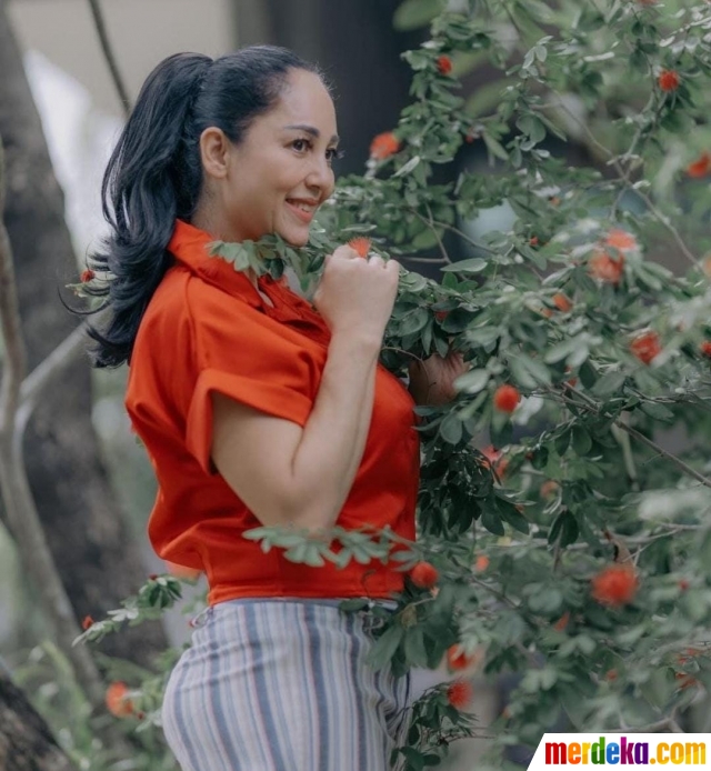 Foto : Usia 57, Penampilan Meriam Belina Tetap Cantik dan Awet Muda | merdeka.com