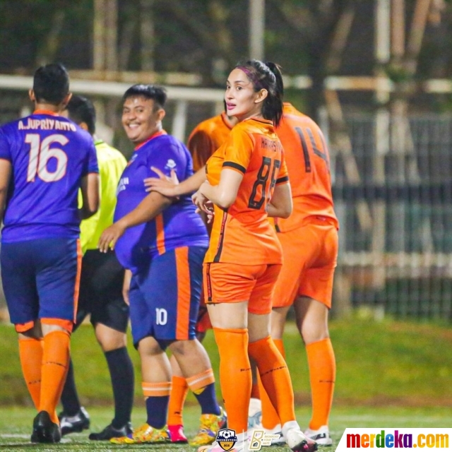 Foto : Intip Aksi Presenter Cantik Karra Syam, Potretnya di Lapangan ...