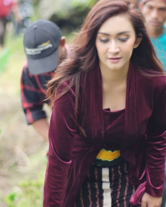 Ultah ke-42, Ini 6 Potret Nafa Urbach Dipuji Cantik dan Awet Muda