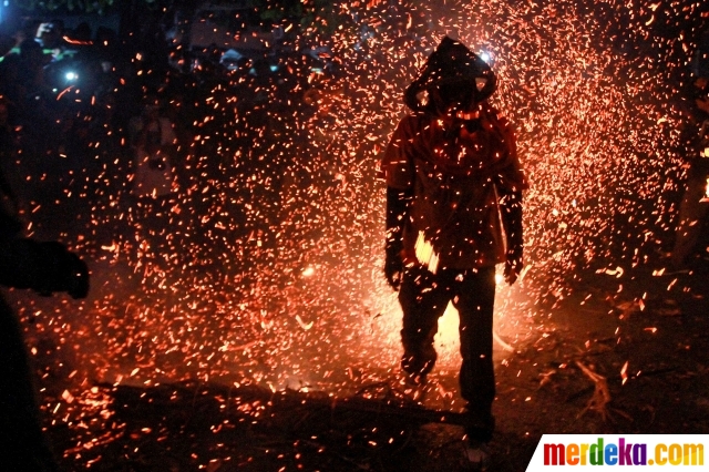 Foto : Menyaksikan Tradisi Perang Obor di Jepara | merdeka.com