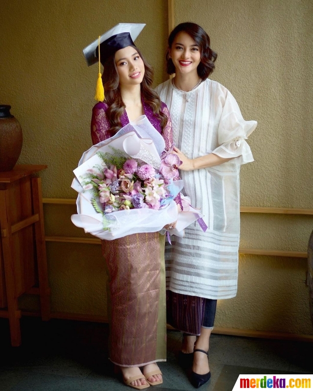 Foto : 5 Potret Jasmine Abeng Putri Ririn Ekawati saat Momen Wisuda, Cantik Pakai Kebaya ...