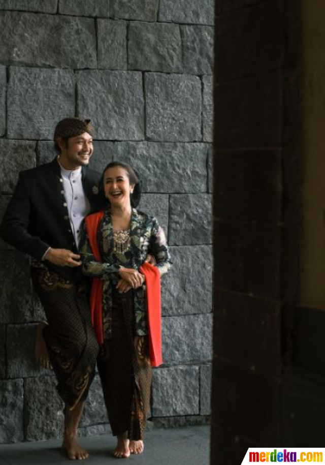 Foto : Umumkan Kehamilan di Usia 43 Tahun, Ini Potret Harmonisnya ...