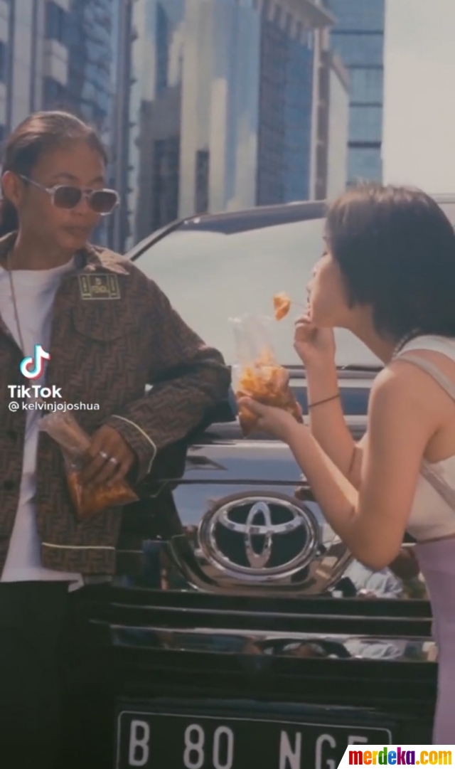 Foto : 5 Potret Bonge dan Jeje Tampil di Video Klip, Curi Perhatian ...