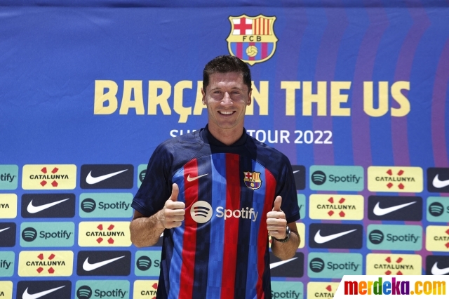 Foto : Semringah Lewandowski Berseragam Barcelona | merdeka.com