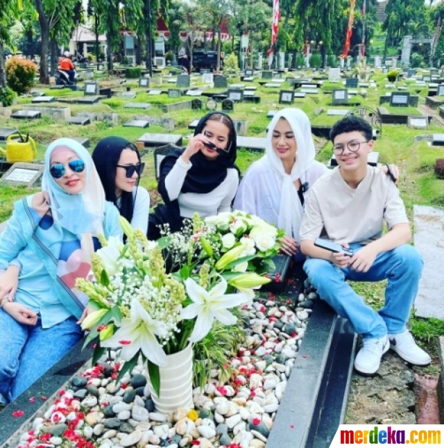 Foto : Kunjungi Makam Adjie Massaid, Ini Potret Kompak Angelina Sondakh & Reza Artamevia ...