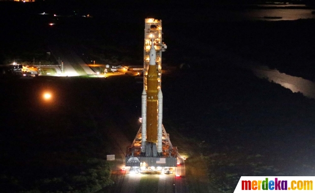 Foto : Penampakan Roket Raksasa NASA Siap Meluncur ke Bulan | merdeka.com