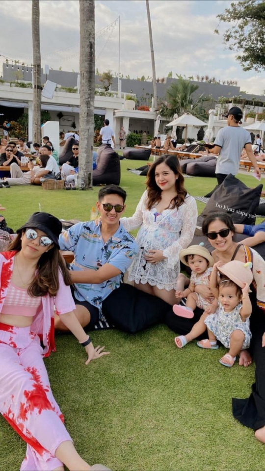 Pamer Baby Bump, Intip Potret Tasya Kamila & Randi Bachtiar Liburan di Bali