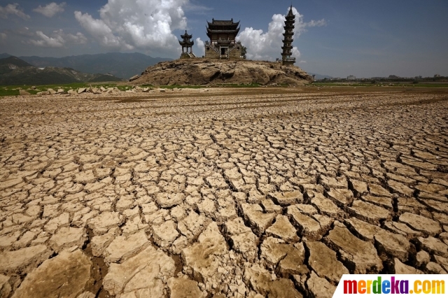 Foto : Danau Air Tawar Terbesar di China Mengering Akibat Suhu Tinggi | merdeka.com