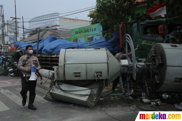 Foto : Kondisi Truk Trailer Maut yang Tewaskan 10 Orang di Bekasi | merdeka.com