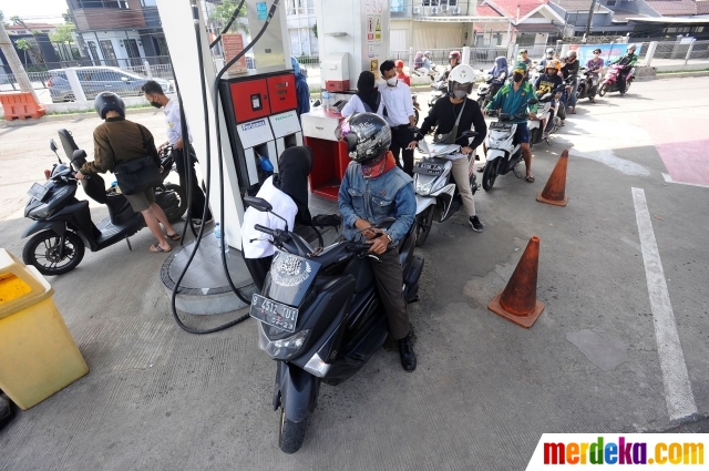 Foto : Antrean Kendaraan Menyerbu SPBU Cinere Saat Kenaikan BBM Subsidi ...