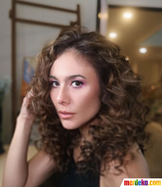 Foto : Tampil dengan Rambut Keriting, Potret Terbaru Wulan Guritno Ini Curi Perhatian | merdeka.com
