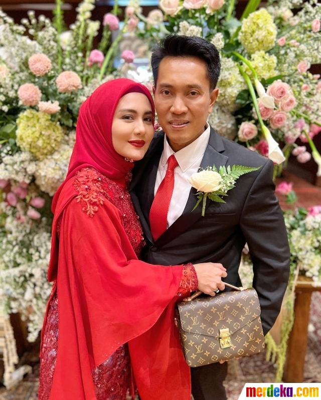 Foto : Jadi Istri Perwira TNI, Begini Potret Romantis Juliana Moechtar dan Sang Suami | merdeka.com