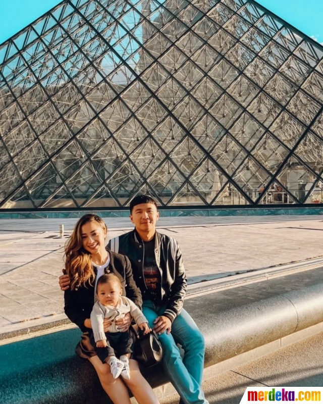 Foto : Momen Nikita Willy dan Keluarga Liburan di Paris, Ekspresi Baby Izz Bikin Salfok ...