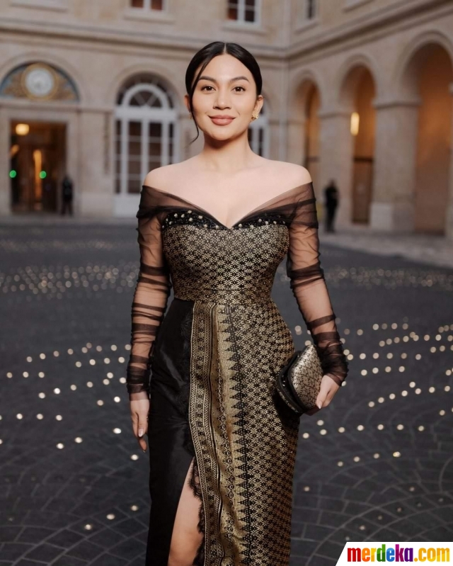 Foto : Ariel Tatum Pakai Gaun Songket Hitam di Paris Fashion Week, Ini ...
