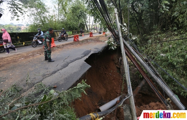 Foto : Jalanan di Kota Bogor Longsor, Akses untuk Mobil Ditutup ...