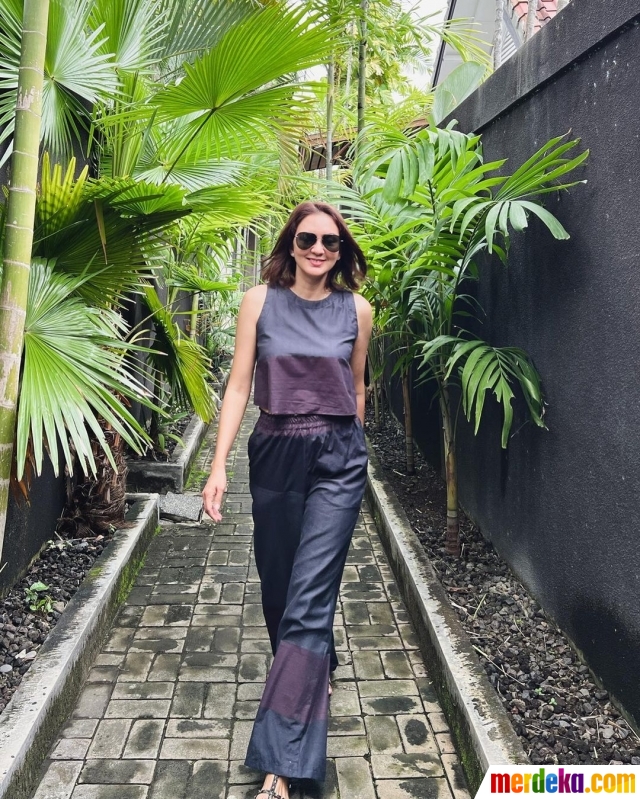 Foto : 5 Potret Cantik Donna Agnesia, Penampilannya Disebut Masih Seperti ABG | merdeka.com