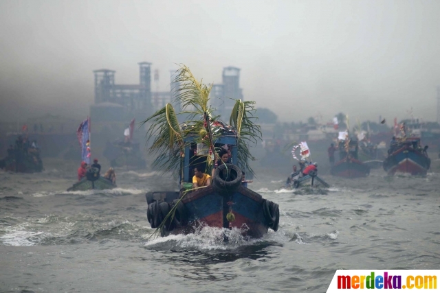 Foto : Melihat Nelayan Cilincing Larung Sesaji di Teluk Jakarta ...