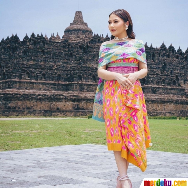 Foto : Cantik dan Terlihat Dewasa, 5 Potret Prilly Latuconsina Berpose di Candi Borobudur ...
