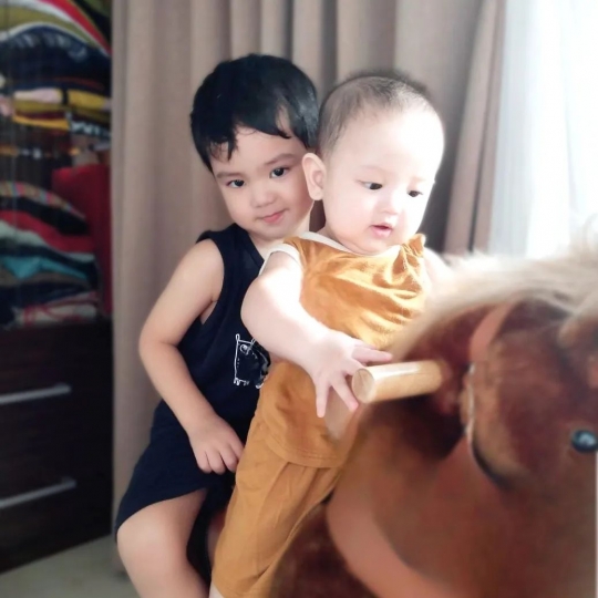Momen Kebersamaan Shaquille & Baby Jourell Anak Cut Meyriska ...