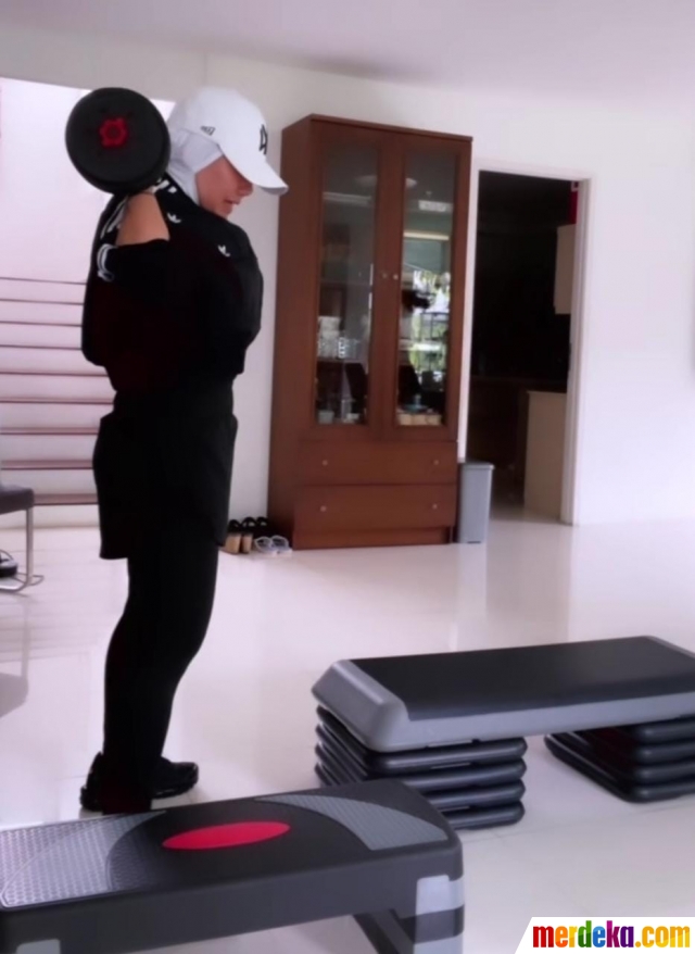 Foto : 5 Potret Sarita Abdul Mukti Olahraga di Rumah, Tato di Tangannya ...