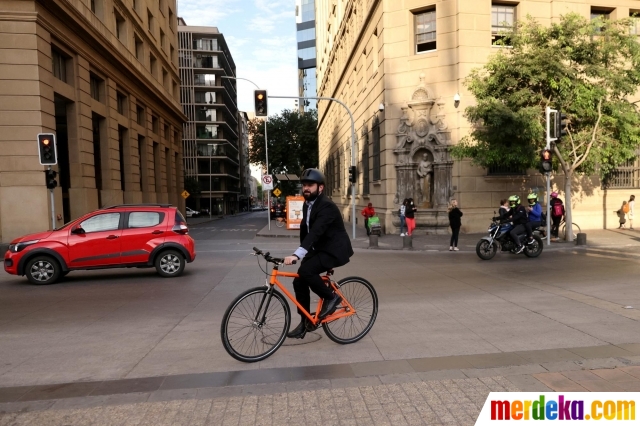Foto : Kesederhanaan Presiden Chile Gabriel Boric Berangkat ke Kantor ...