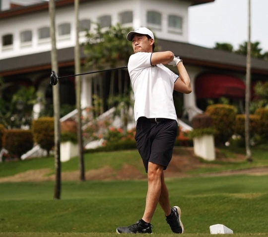 Potret Jesse Choi Suami Ganteng Maudy Ayunda Main Golf, Penampilannya ...