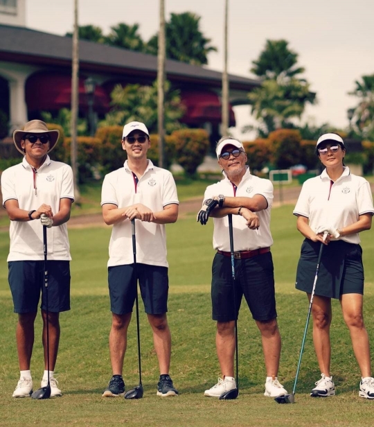 Potret Jesse Choi Suami Ganteng Maudy Ayunda Main Golf, Penampilannya ...