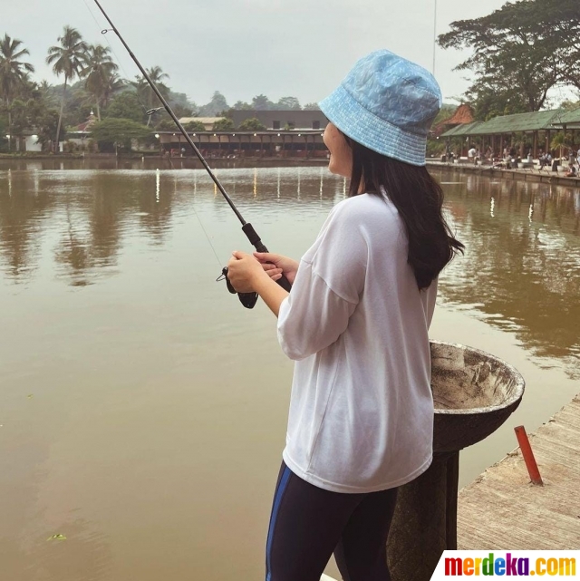 Foto : Momen Prilly Latuconsina Mancing Ikan, Penampilannya Gemas Disebut Seperti Anak SMP ...