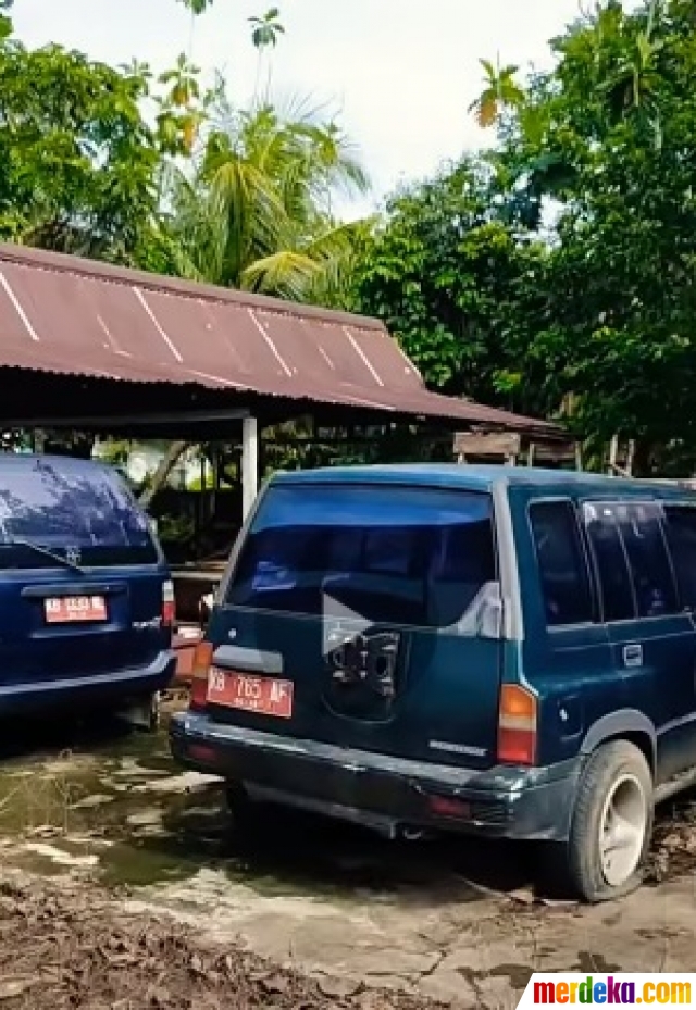 Foto : Sayang Sekali, Mobil Dinas Plat Merah Terbengkalai Masih Layak ...