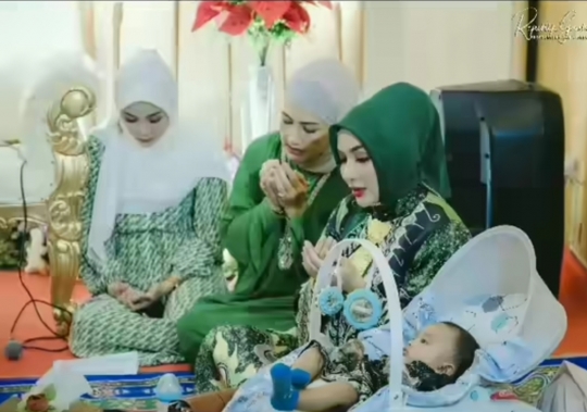 5 Potret Roro Fitria Bareng Anaknya, Paras Baby Sulthan Curi Perhatian