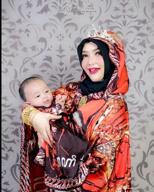 5 Potret Roro Fitria Bareng Anaknya, Paras Baby Sulthan Curi Perhatian