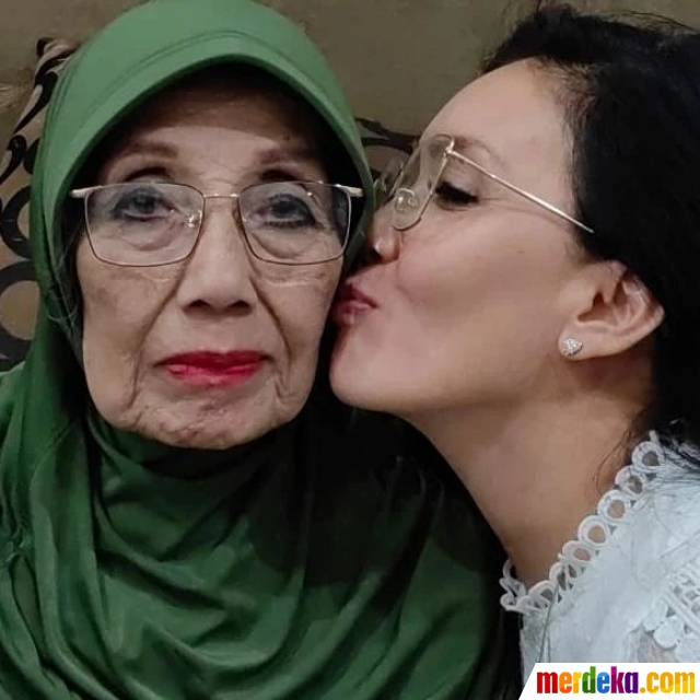 Foto : Artis Senior Nani Wijaya Ulang Tahun Ke-78, Oneng Minta Maaf Sering Bandel | merdeka.com
